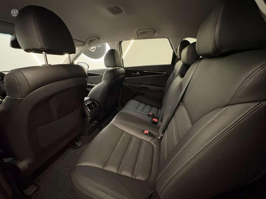 White Kia Sorento 2019 in Marijampole, with an engine capacity of 2.20 L and mileage of 268 thousand km for 16999 €, photo 24 on AUTOMOTO.COM.LV