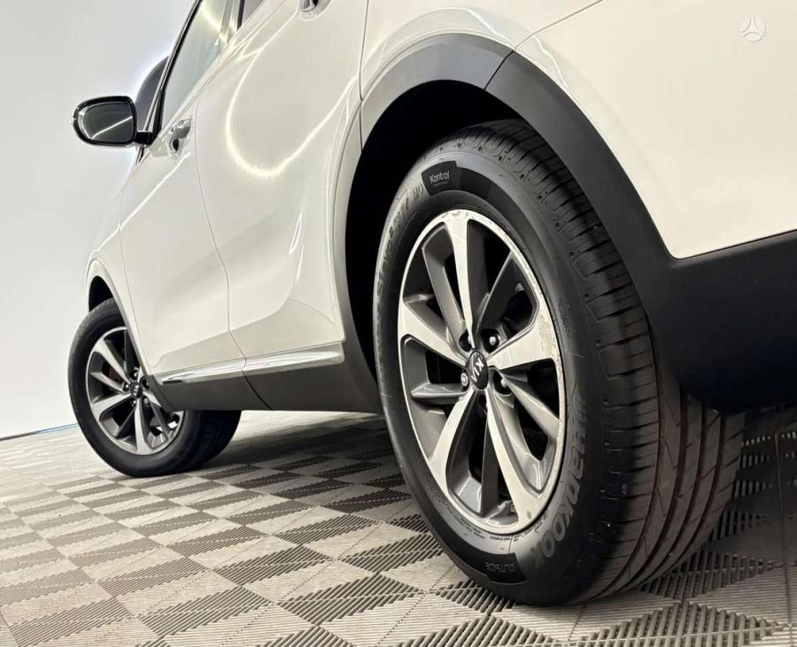 White Kia Sorento 2019 in Marijampole, with an engine capacity of 2.20 L and mileage of 268 thousand km for 16999 €, photo 25 on AUTOMOTO.COM.LV