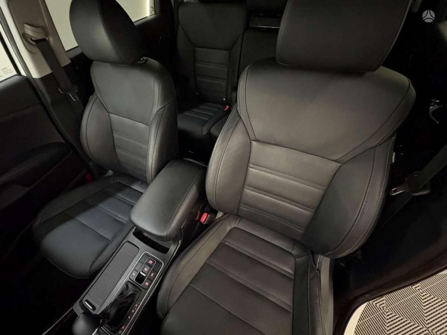 White Kia Sorento 2019 in Marijampole, with an engine capacity of 2.20 L and mileage of 268 thousand km for 16999 €, photo 27 on AUTOMOTO.COM.LV
