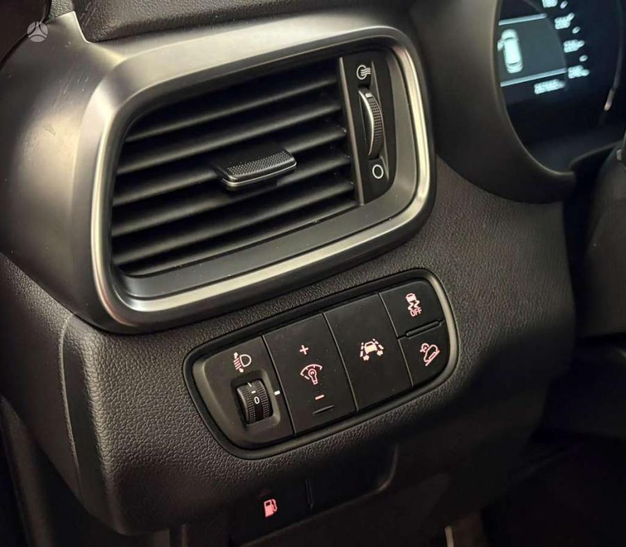White Kia Sorento 2019 in Marijampole, with an engine capacity of 2.20 L and mileage of 268 thousand km for 16999 €, photo 28 on AUTOMOTO.COM.LV