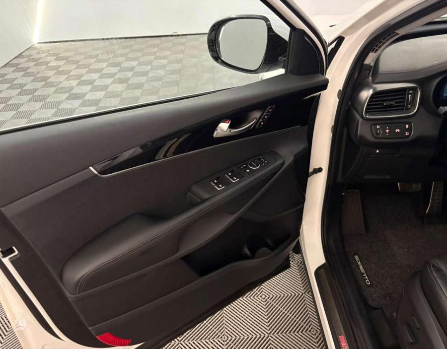 White Kia Sorento 2019 in Marijampole, with an engine capacity of 2.20 L and mileage of 268 thousand km for 16999 €, photo 29 on AUTOMOTO.COM.LV