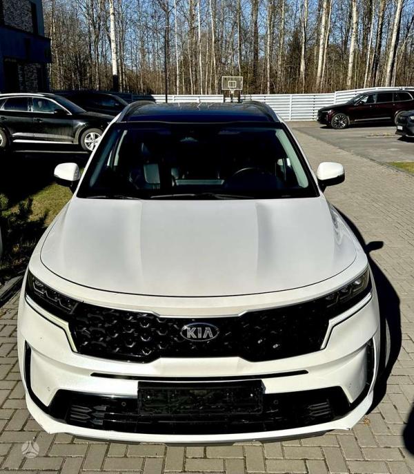 White Kia Sorento 2020 in Vilnius, with an engine capacity of 2.15 L and mileage of 106 thousand km for 15000 €, photo 1 on AUTOMOTO.COM.LV