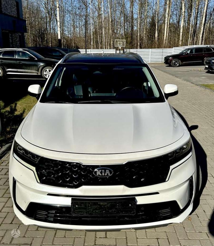 White Kia Sorento 2020 in Vilnius, with an engine capacity of 2.15 L and mileage of 106 thousand km for 15000 €, photo 1 on AUTOMOTO.COM.LV