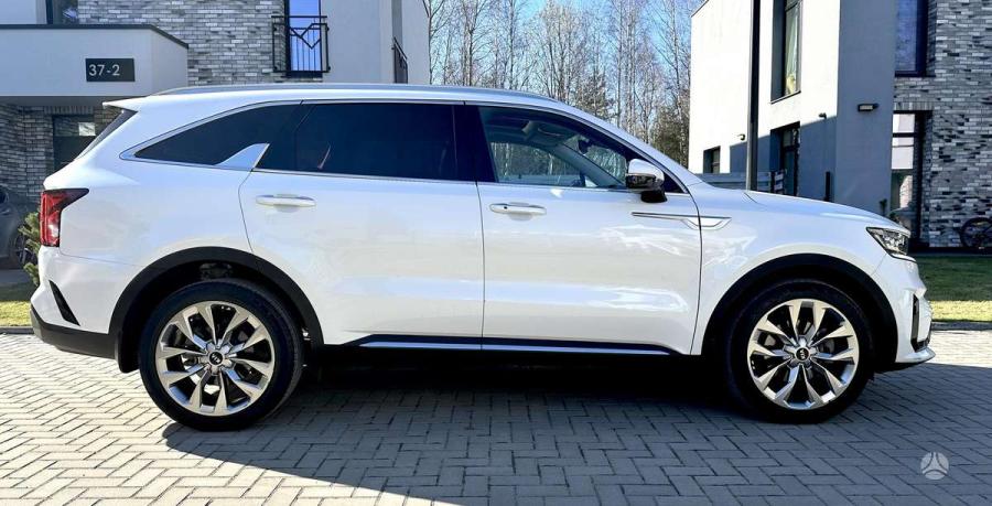 White Kia Sorento 2020 in Vilnius, with an engine capacity of 2.15 L and mileage of 106 thousand km for 15000 €, photo 5 on AUTOMOTO.COM.LV
