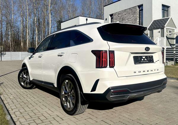 White Kia Sorento 2020 in Vilnius, with an engine capacity of 2.15 L and mileage of 106 thousand km for 15000 €, photo 7 on AUTOMOTO.COM.LV