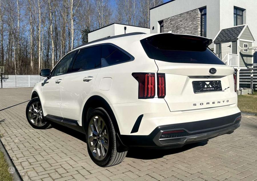 White Kia Sorento 2020 in Vilnius, with an engine capacity of 2.15 L and mileage of 106 thousand km for 15000 €, photo 8 on AUTOMOTO.COM.LV