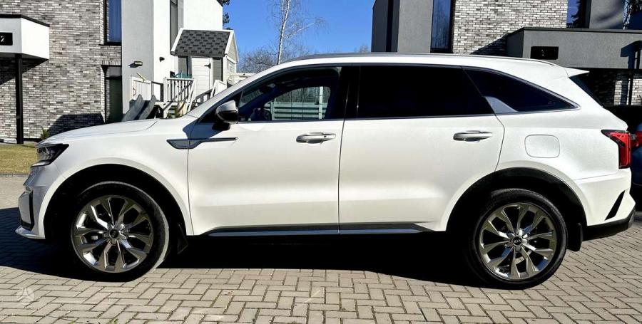 White Kia Sorento 2020 in Vilnius, with an engine capacity of 2.15 L and mileage of 106 thousand km for 15000 €, photo 9 on AUTOMOTO.COM.LV