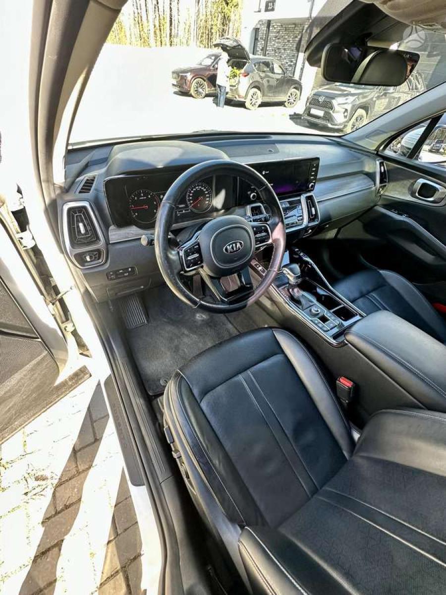 White Kia Sorento 2020 in Vilnius, with an engine capacity of 2.15 L and mileage of 106 thousand km for 15000 €, photo 12 on AUTOMOTO.COM.LV