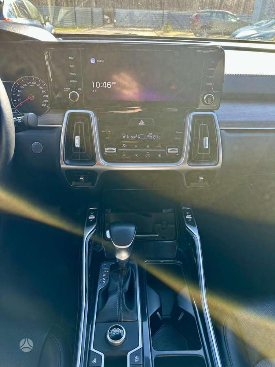 White Kia Sorento 2020 in Vilnius, with an engine capacity of 2.15 L and mileage of 106 thousand km for 15000 €, photo 16 on AUTOMOTO.COM.LV