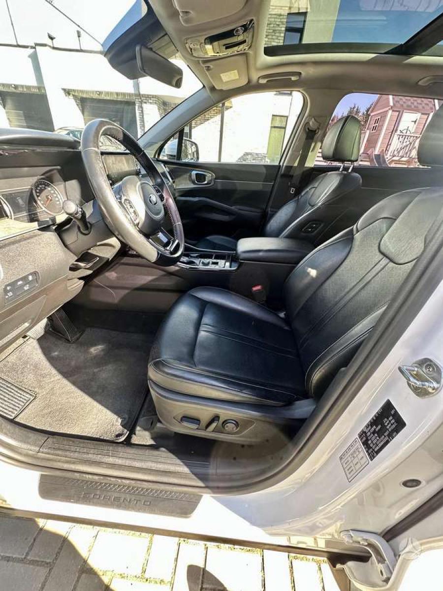 White Kia Sorento 2020 in Vilnius, with an engine capacity of 2.15 L and mileage of 106 thousand km for 15000 €, photo 26 on AUTOMOTO.COM.LV