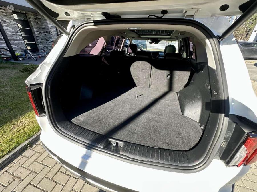 White Kia Sorento 2020 in Vilnius, with an engine capacity of 2.15 L and mileage of 106 thousand km for 15000 €, photo 32 on AUTOMOTO.COM.LV