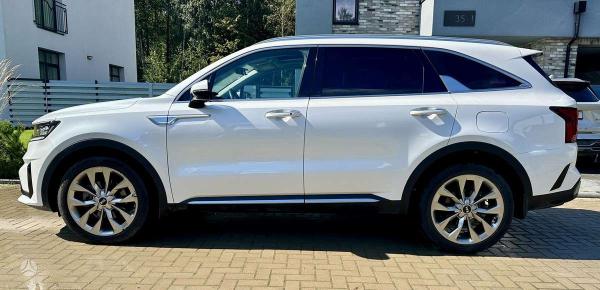 White Kia Sorento 2020 in Vilnius, with an engine capacity of 2.15 L and mileage of 106 thousand km for 22900 €, photo 4 on AUTOMOTO.COM.LV
