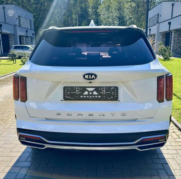 White Kia Sorento 2020 in Vilnius, with an engine capacity of 2.15 L and mileage of 106 thousand km for 22900 €, photo 6 on AUTOMOTO.COM.LV