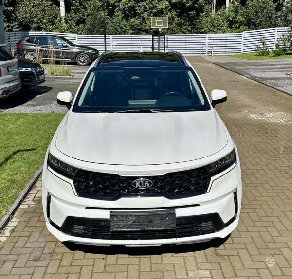 White Kia Sorento 2020 in Vilnius, with an engine capacity of 2.15 L and mileage of 106 thousand km for 22900 €, photo 10 on AUTOMOTO.COM.LV