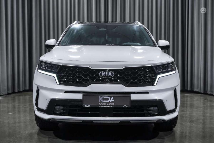 White Kia Sorento 2021 in Marijampole, with an engine capacity of 2.15 L and mileage of 241 thousand km for 26950 €, photo 3 on AUTOMOTO.COM.LV