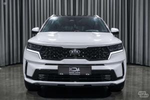 White Kia Sorento 2021 in Marijampole, with an engine capacity of 2.20 L and mileage of 241 thousand km for 26850 €, photo 3 on AUTOMOTO.COM.LV
