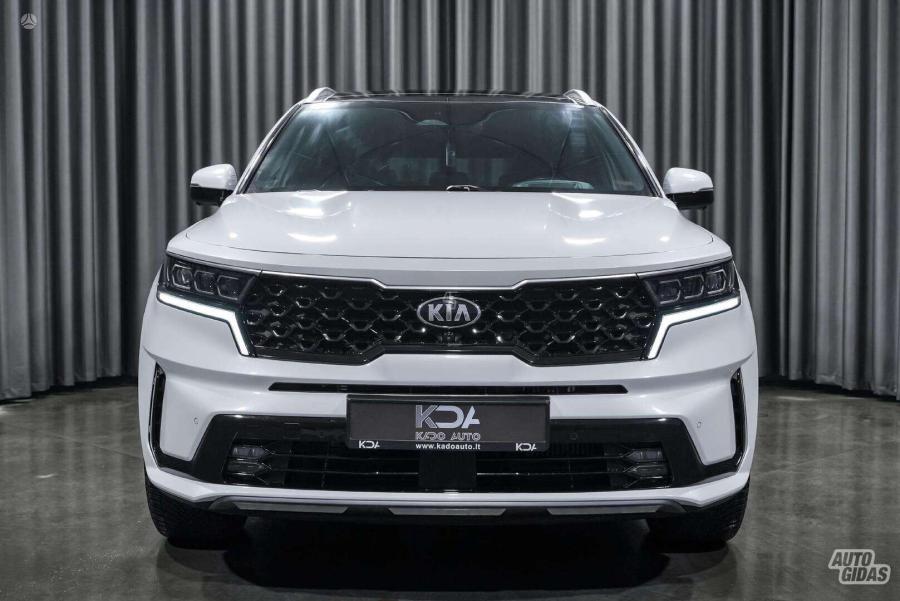 White Kia Sorento 2021 in Marijampole, with an engine capacity of 2.20 L and mileage of 241 thousand km for 26850 €, photo 3 on AUTOMOTO.COM.LV