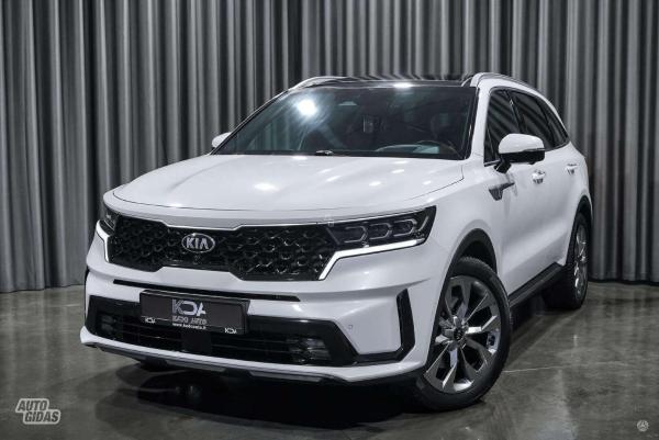 White Kia Sorento 2021 in Marijampole, with an engine capacity of 2.20 L and mileage of 241 thousand km for 26850 €, photo 4 on AUTOMOTO.COM.LV