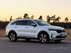 White Kia Sorento 2021 in Tallinn, with an engine capacity of 2.20 L and mileage of 125 thousand km for 32500 €, photo 3 on AUTOMOTO.COM.LV