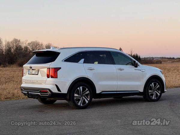 White Kia Sorento 2021 in Tallinn, with an engine capacity of 2.20 L and mileage of 125 thousand km for 32500 €, photo 4 on AUTOMOTO.COM.LV