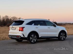 White Kia Sorento 2021 in Tallinn, with an engine capacity of 2.20 L and mileage of 125 thousand km for 32500 €, photo 5 on AUTOMOTO.COM.LV