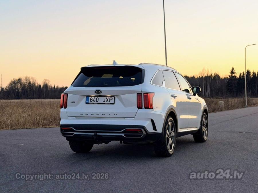 White Kia Sorento 2021 in Tallinn, with an engine capacity of 2.20 L and mileage of 125 thousand km for 32500 €, photo 6 on AUTOMOTO.COM.LV
