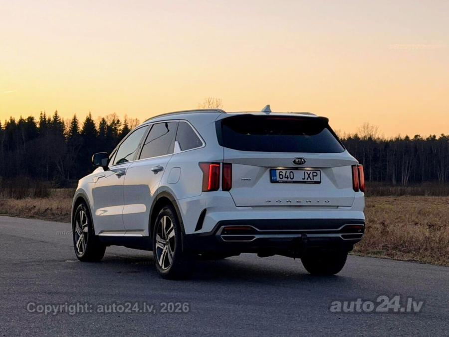 White Kia Sorento 2021 in Tallinn, with an engine capacity of 2.20 L and mileage of 125 thousand km for 32500 €, photo 7 on AUTOMOTO.COM.LV