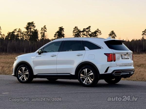 White Kia Sorento 2021 in Tallinn, with an engine capacity of 2.20 L and mileage of 125 thousand km for 32500 €, photo 7 on AUTOMOTO.COM.LV