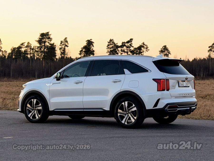 White Kia Sorento 2021 in Tallinn, with an engine capacity of 2.20 L and mileage of 125 thousand km for 32500 €, photo 8 on AUTOMOTO.COM.LV