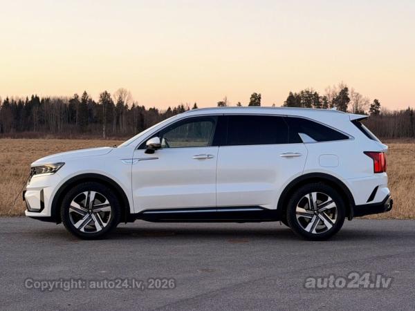 White Kia Sorento 2021 in Tallinn, with an engine capacity of 2.20 L and mileage of 125 thousand km for 32500 €, photo 8 on AUTOMOTO.COM.LV