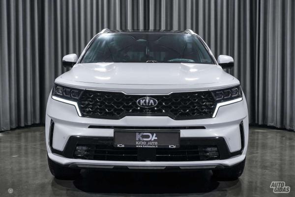 White Kia Sorento 2021 in Marijampole, with an engine capacity of 2.20 L and mileage of 241 thousand km for 24750 €, photo 3 on AUTOMOTO.COM.LV
