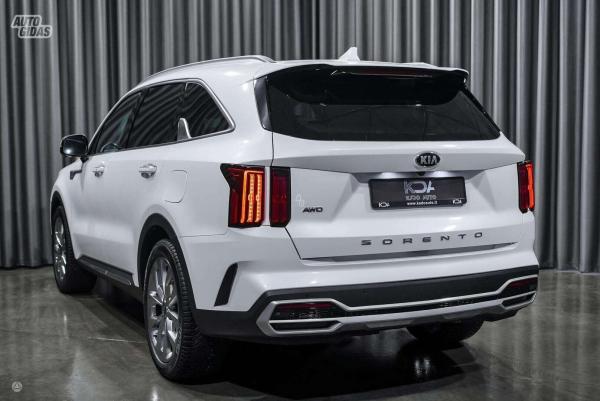 White Kia Sorento 2021 in Marijampole, with an engine capacity of 2.20 L and mileage of 241 thousand km for 24750 €, photo 8 on AUTOMOTO.COM.LV