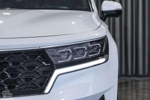 White Kia Sorento 2021 in Marijampole, with an engine capacity of 2.20 L and mileage of 76 thousand km for 31850 €, photo 8 on AUTOMOTO.COM.LV