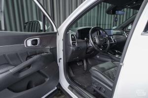 White Kia Sorento 2021 in Marijampole, with an engine capacity of 2.20 L and mileage of 76 thousand km for 31850 €, photo 25 on AUTOMOTO.COM.LV