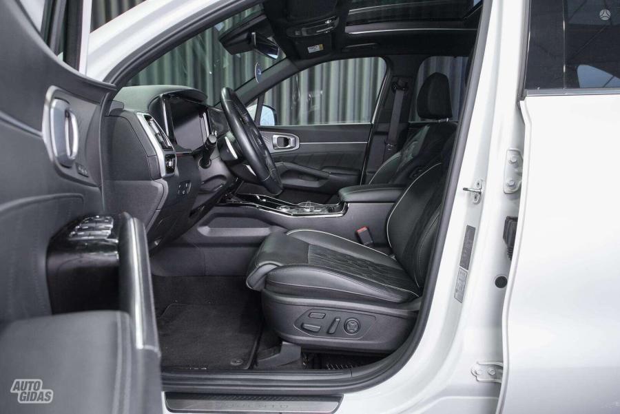 White Kia Sorento 2021 in Marijampole, with an engine capacity of 2.20 L and mileage of 76 thousand km for 31850 €, photo 26 on AUTOMOTO.COM.LV