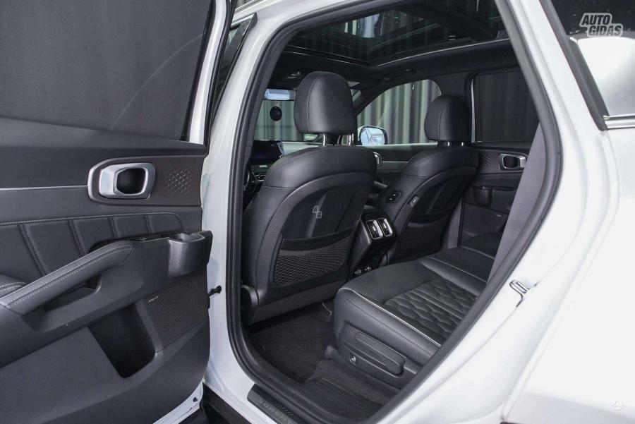 White Kia Sorento 2021 in Marijampole, with an engine capacity of 2.20 L and mileage of 76 thousand km for 31850 €, photo 33 on AUTOMOTO.COM.LV