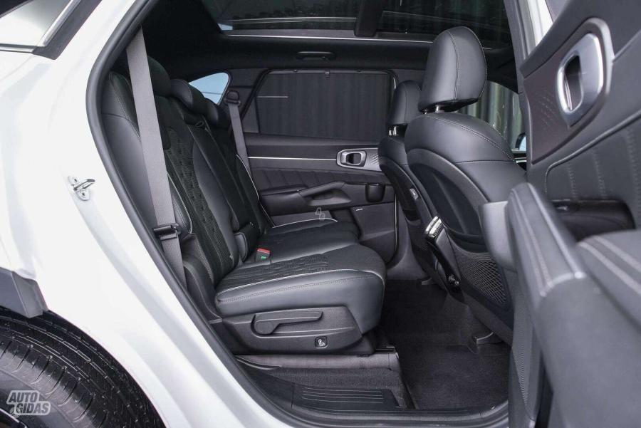 White Kia Sorento 2021 in Marijampole, with an engine capacity of 2.20 L and mileage of 76 thousand km for 31850 €, photo 37 on AUTOMOTO.COM.LV