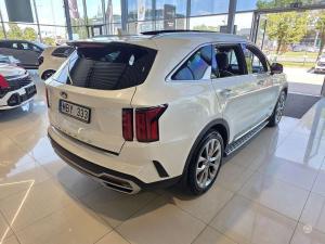 White Kia Sorento 2021 in Kaunas, with an engine capacity of 2.15 L and mileage of 147 thousand km for 32990 €, photo 3 on AUTOMOTO.COM.LV