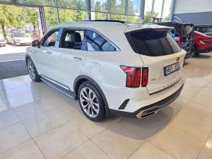 White Kia Sorento 2021 in Kaunas, with an engine capacity of 2.15 L and mileage of 147 thousand km for 32990 €, photo 4 on AUTOMOTO.COM.LV