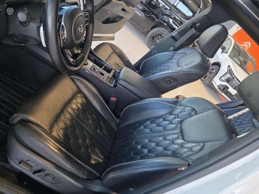 White Kia Sorento 2021 in Kaunas, with an engine capacity of 2.15 L and mileage of 147 thousand km for 32990 €, photo 5 on AUTOMOTO.COM.LV