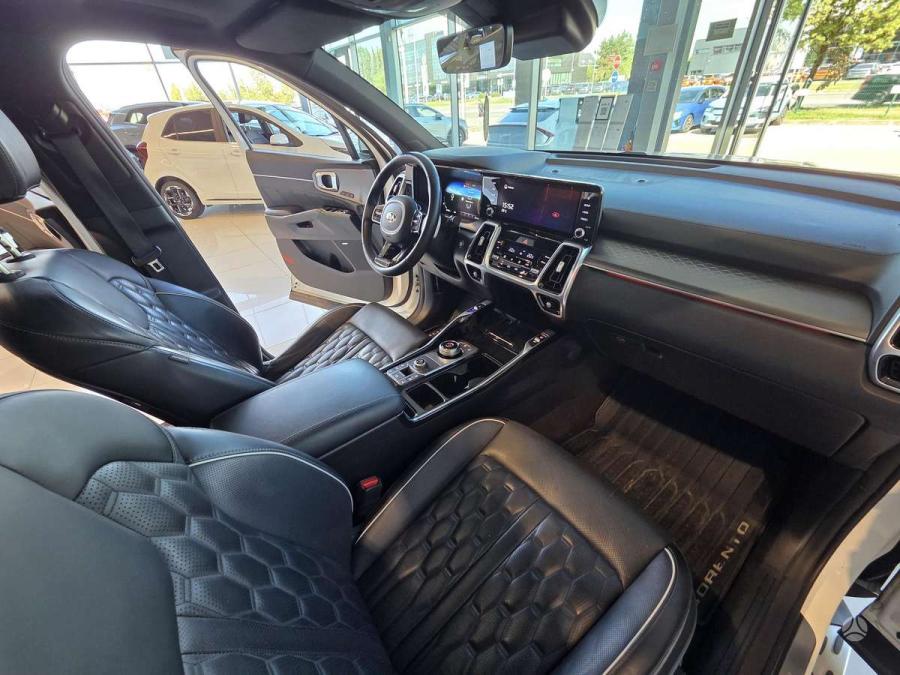 White Kia Sorento 2021 in Kaunas, with an engine capacity of 2.15 L and mileage of 147 thousand km for 32990 €, photo 13 on AUTOMOTO.COM.LV