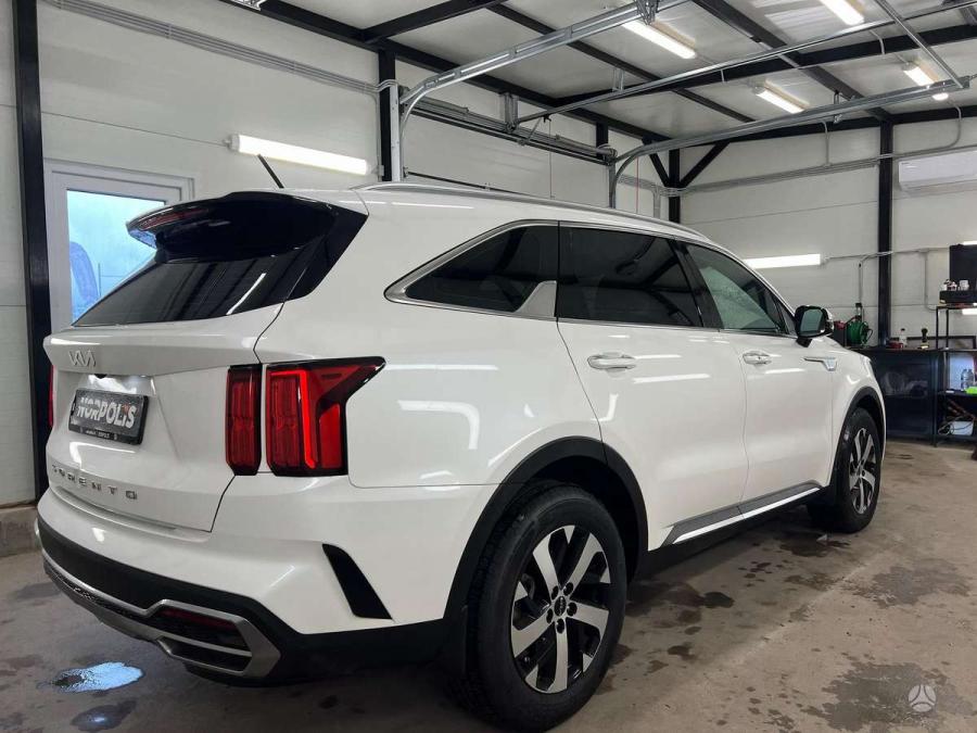 White Kia Sorento 2021 in Vilnius, with an engine capacity of 2.15 L and mileage of 201 thousand km for 19118 €, photo 11 on AUTOMOTO.COM.LV