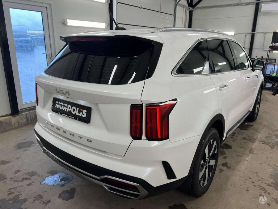 White Kia Sorento 2021 in Vilnius, with an engine capacity of 2.15 L and mileage of 201 thousand km for 19118 €, photo 12 on AUTOMOTO.COM.LV