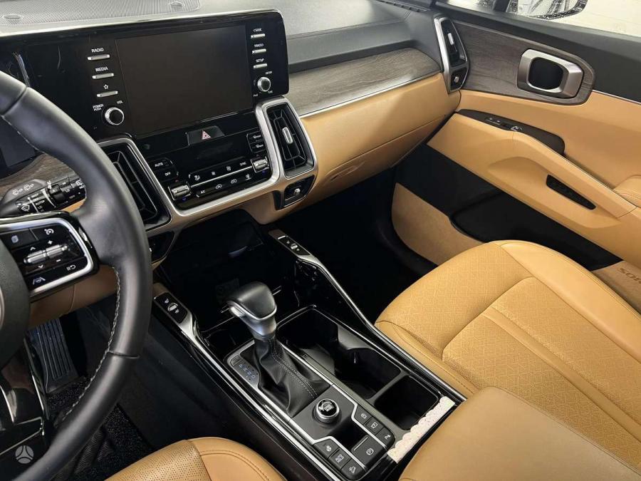 White Kia Sorento 2021 in Vilnius, with an engine capacity of 2.15 L and mileage of 201 thousand km for 19118 €, photo 18 on AUTOMOTO.COM.LV