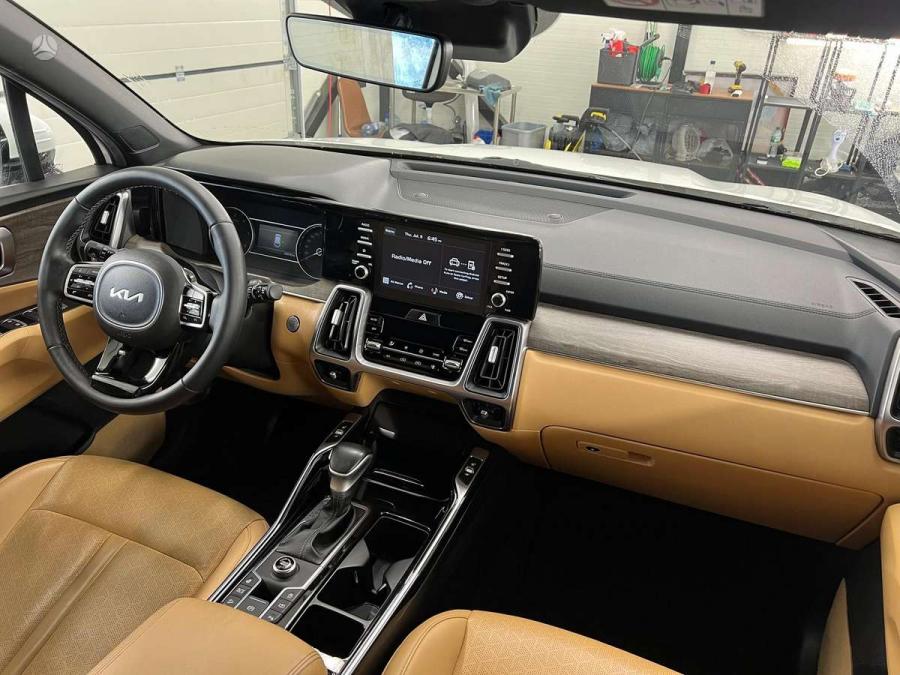 White Kia Sorento 2021 in Vilnius, with an engine capacity of 2.15 L and mileage of 201 thousand km for 19118 €, photo 38 on AUTOMOTO.COM.LV