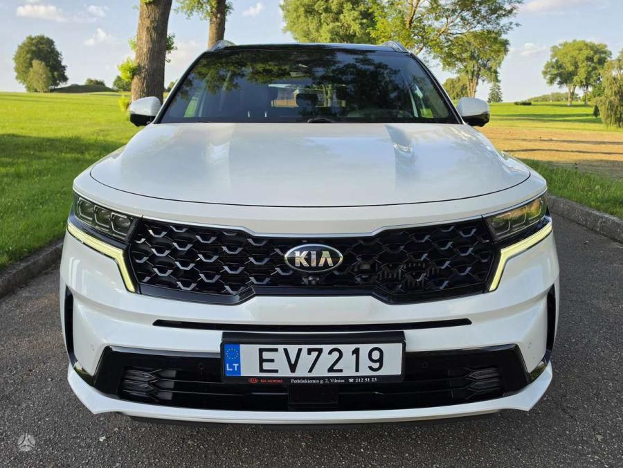White Kia Sorento 2021 in Kaunas, with an engine capacity of 1.60 L and mileage of 65 thousand km for 35000 €, photo 3 on AUTOMOTO.COM.LV