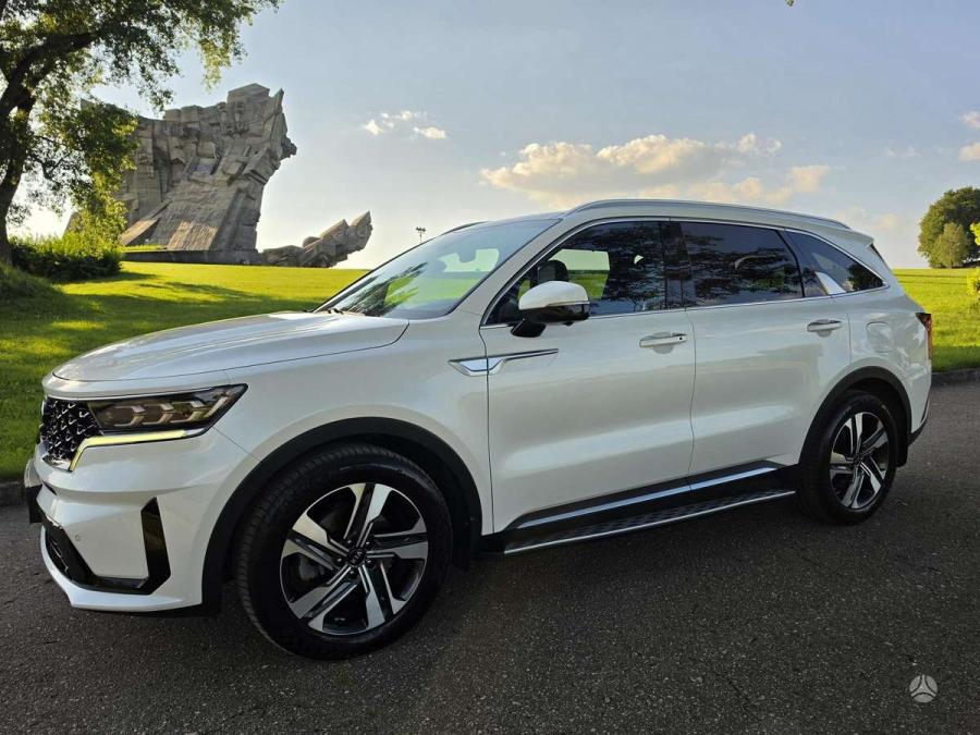 White Kia Sorento 2021 in Kaunas, with an engine capacity of 1.60 L and mileage of 65 thousand km for 35000 €, photo 4 on AUTOMOTO.COM.LV