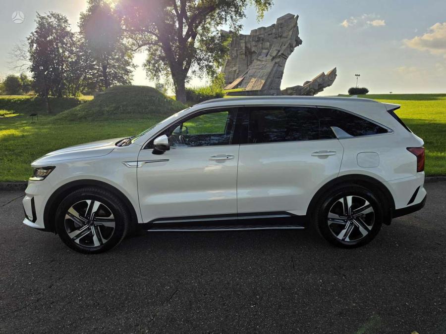 White Kia Sorento 2021 in Kaunas, with an engine capacity of 1.60 L and mileage of 65 thousand km for 35000 €, photo 5 on AUTOMOTO.COM.LV