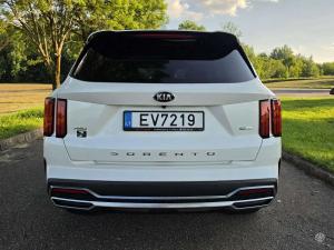 White Kia Sorento 2021 in Kaunas, with an engine capacity of 1.60 L and mileage of 65 thousand km for 35000 €, photo 8 on AUTOMOTO.COM.LV