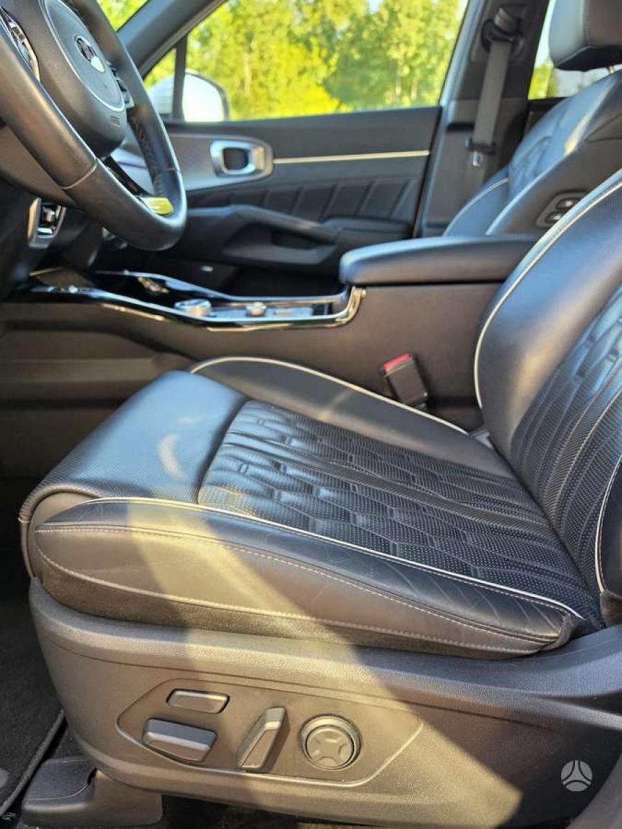 White Kia Sorento 2021 in Kaunas, with an engine capacity of 1.60 L and mileage of 65 thousand km for 35000 €, photo 11 on AUTOMOTO.COM.LV
